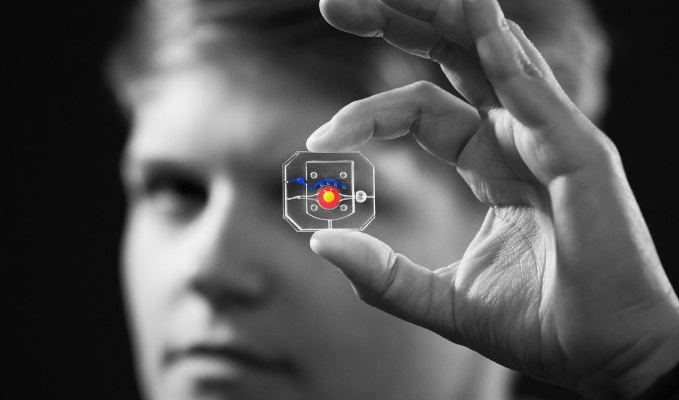 Sicentist Makes Human Eye Replica On A Chip And It Can Blink - MobyGeek.com