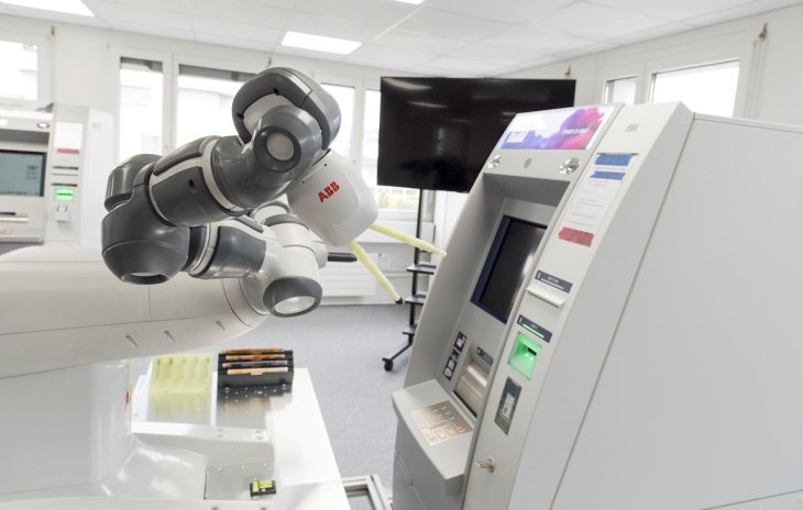 This Robot Tests ATMs For Frauds In The Software - MobyGeek.com