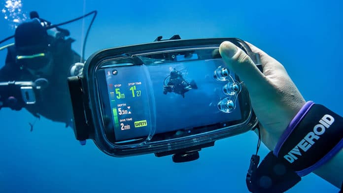 This Case Allows You To Use Your Smartphone To Record A Dive - MobyGeek.com