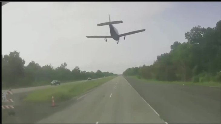 With A Failed Engine, Pilot Landed His Plane On The Highway - MobyGeek.com